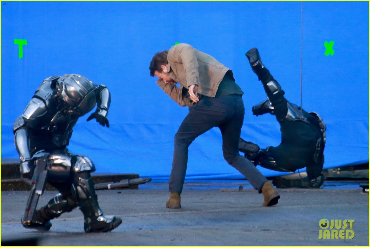 Ryan Reynolds Films an 'Adam Project' Fight Scene Against a Blue Screen ...