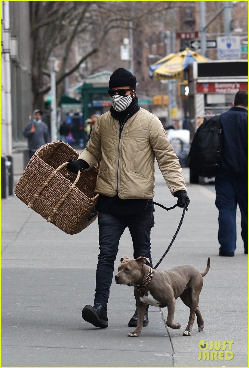 Justin Theroux Takes Dog Kuma With Him While Running Errands: Photo ...