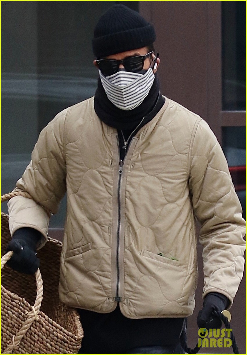 Justin Theroux Takes Dog Kuma With Him While Running Errands: Photo ...