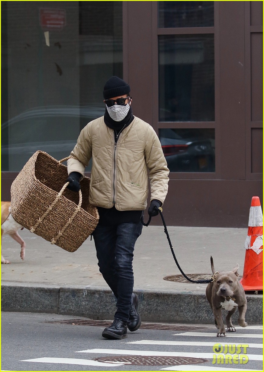 Justin Theroux Takes Dog Kuma With Him While Running Errands: Photo ...