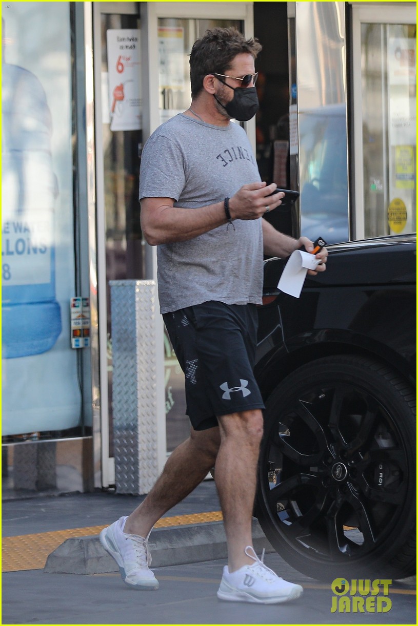 Gerard Butler Stops By Gas Station for Quick Errand Run: Photo 4524203 ...