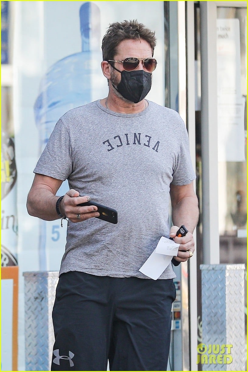 Gerard Butler Stops By Gas Station for Quick Errand Run: Photo 4524204 ...