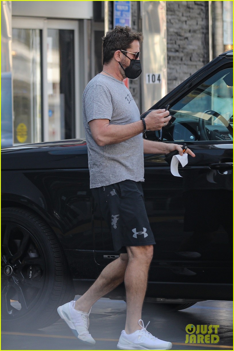 Gerard Butler Stops By Gas Station for Quick Errand Run: Photo 4524205 ...