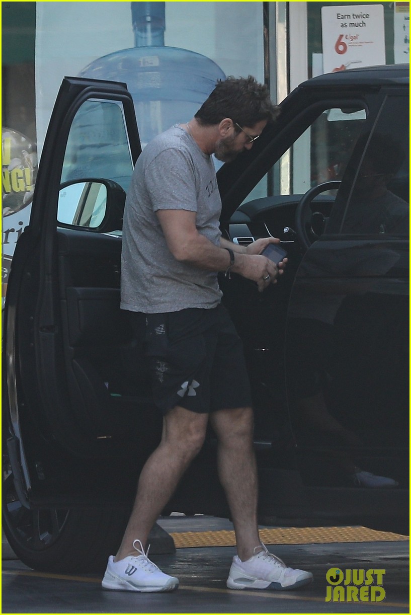 Gerard Butler Stops By Gas Station for Quick Errand Run: Photo 4524222 ...
