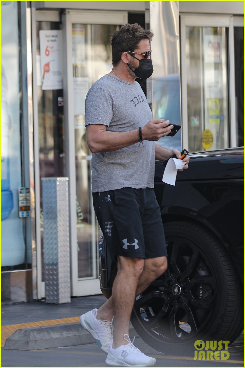 Gerard Butler Stops By Gas Station for Quick Errand Run: Photo 4524237 ...