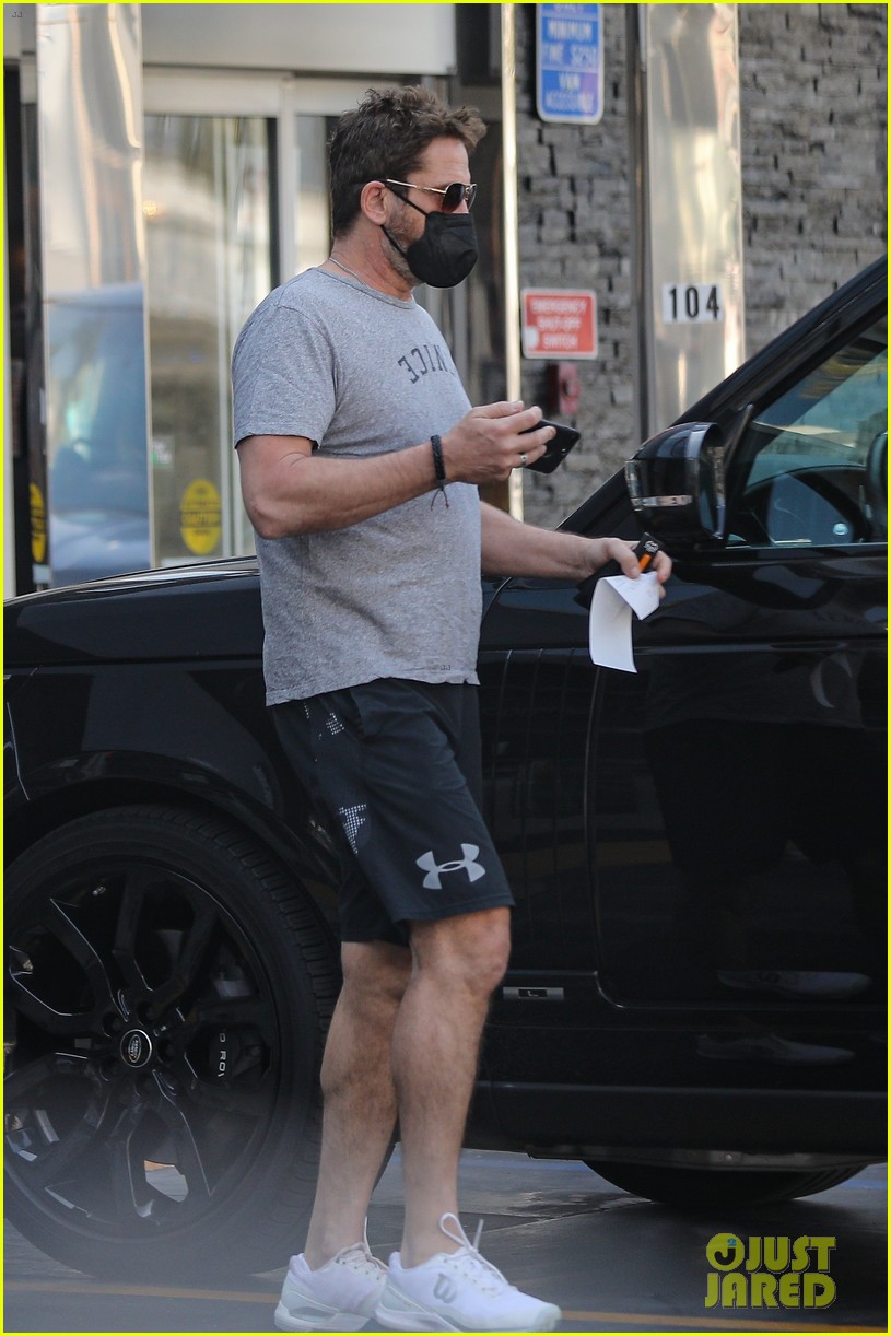 Gerard Butler Stops By Gas Station for Quick Errand Run: Photo 4524240 ...
