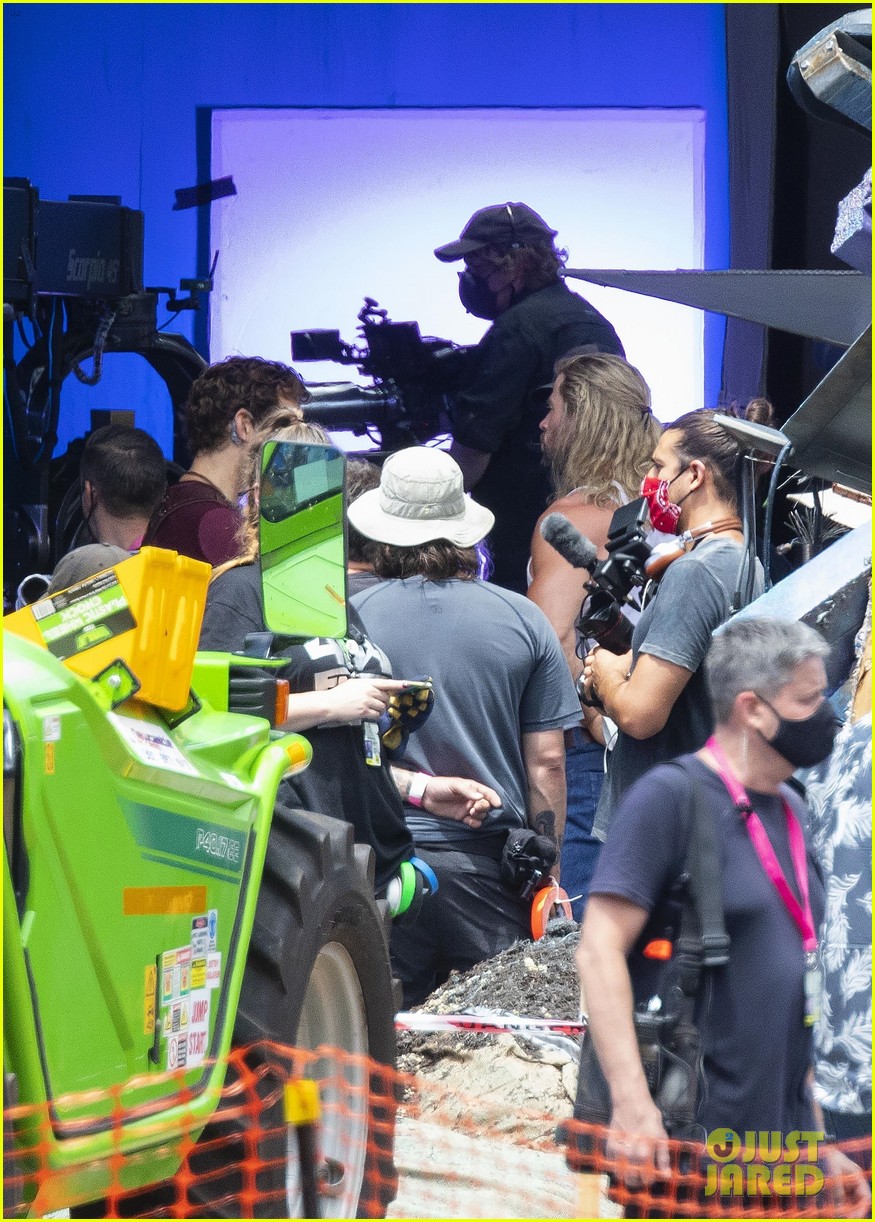 Chris Hemsworth & Chris Pratt Film 'Thor: Love & Thunder' as Thor ...