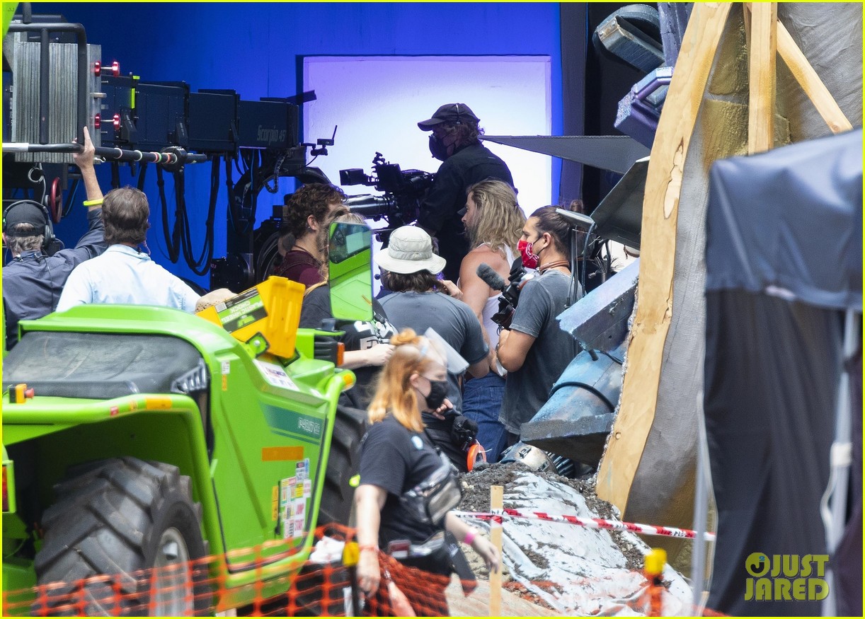 Chris Hemsworth & Chris Pratt Film 'Thor: Love & Thunder' as Thor ...