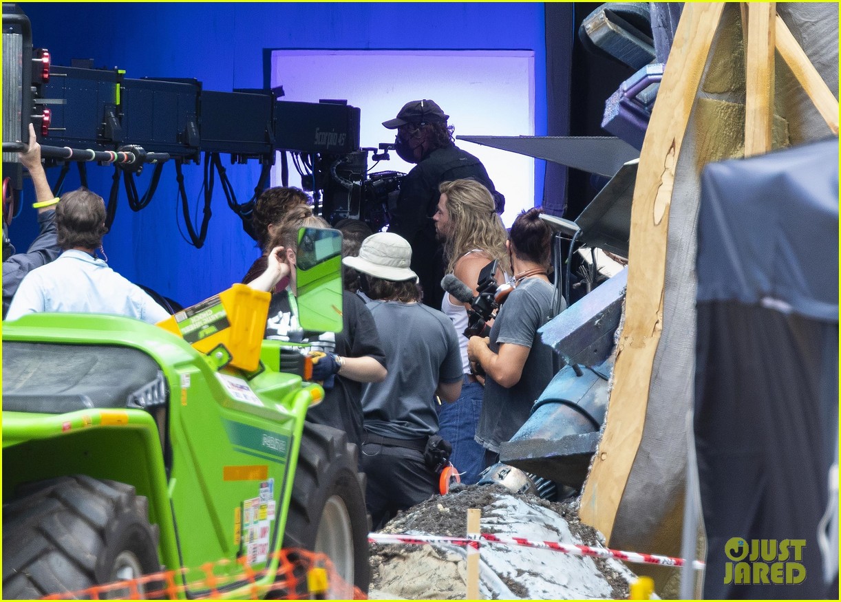 Chris Hemsworth & Chris Pratt Film 'Thor: Love & Thunder' as Thor ...