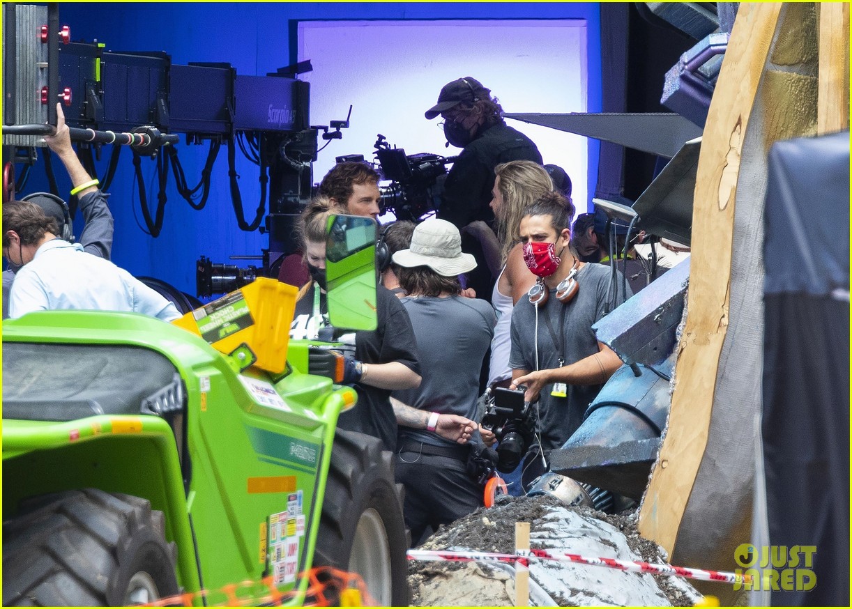 Chris Hemsworth & Chris Pratt Film 'Thor: Love & Thunder' as Thor ...