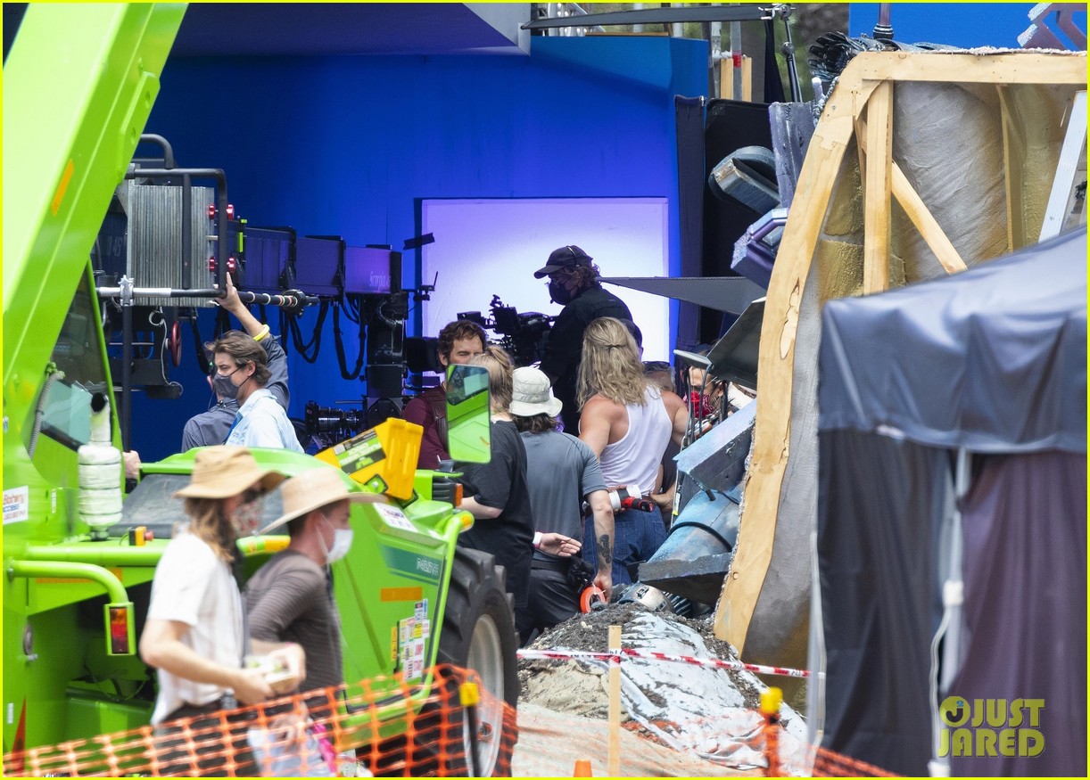 Chris Hemsworth & Chris Pratt Film 'Thor: Love & Thunder' as Thor ...