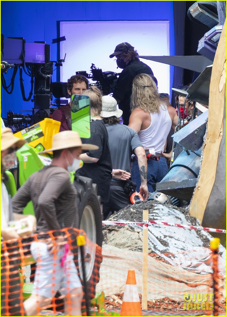 Chris Hemsworth & Chris Pratt Film 'Thor: Love & Thunder' as Thor ...