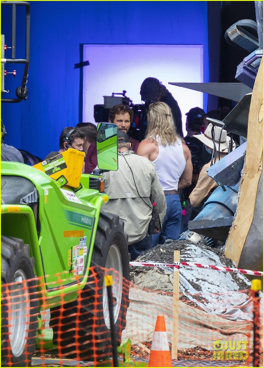 Chris Hemsworth & Chris Pratt Film 'Thor: Love & Thunder' as Thor ...