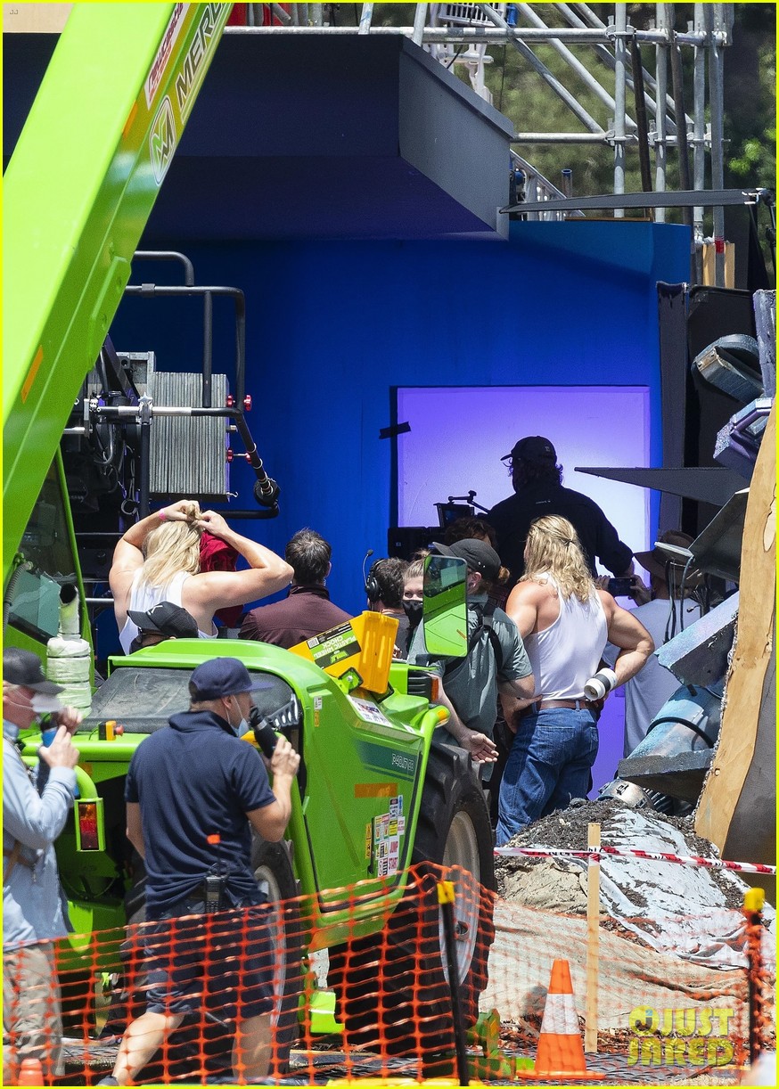Chris Hemsworth & Chris Pratt Film 'Thor: Love & Thunder' as Thor ...