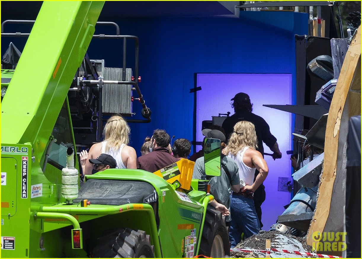 Chris Hemsworth & Chris Pratt Film 'Thor: Love & Thunder' as Thor ...