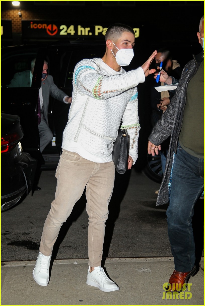 Nick Jonas Drops Funny 'SNL' Promo Video, Wears Cool Fashion in NYC ...