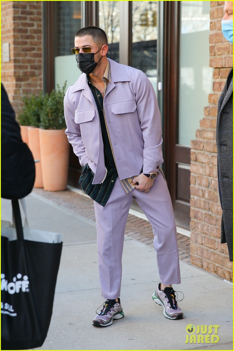 Nick Jonas Drops Funny 'SNL' Promo Video, Wears Cool Fashion in NYC ...