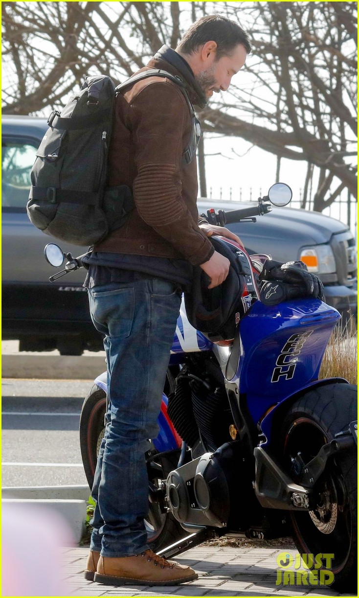 Keanu Reeves Gets Chatty With Fans While Out On A Motorcycle Ride ...