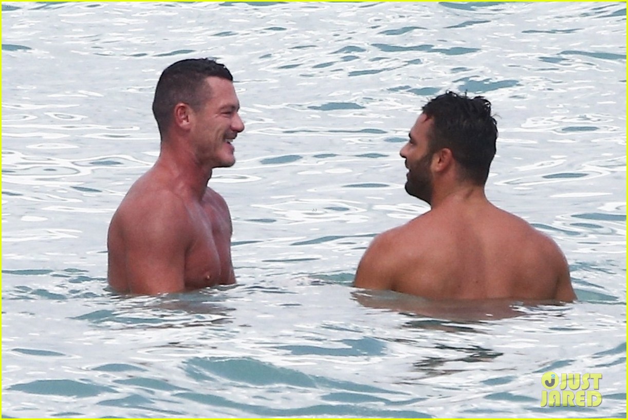 Luke Evans Shows Off His Buff Bod at the Beach With a Friend in Miami ...