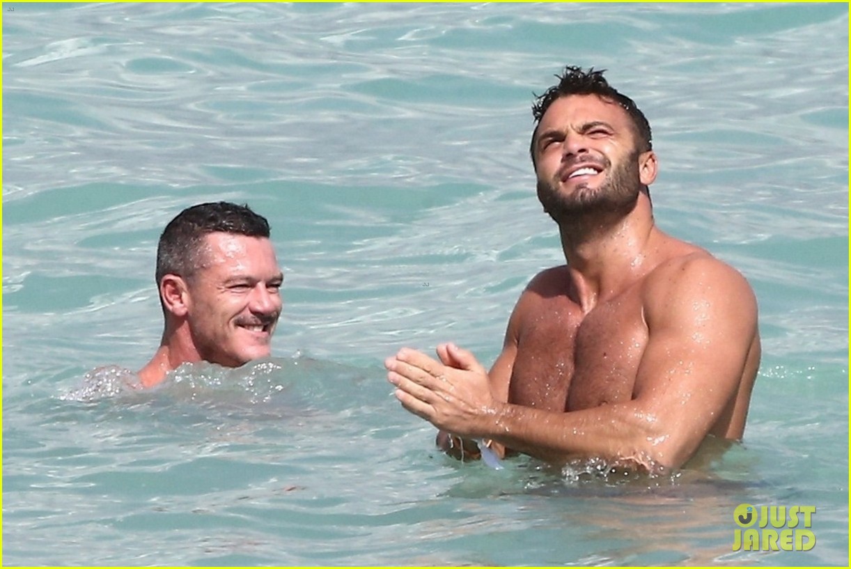 Luke Evans Shows Off His Buff Bod at the Beach With a Friend in Miami ...