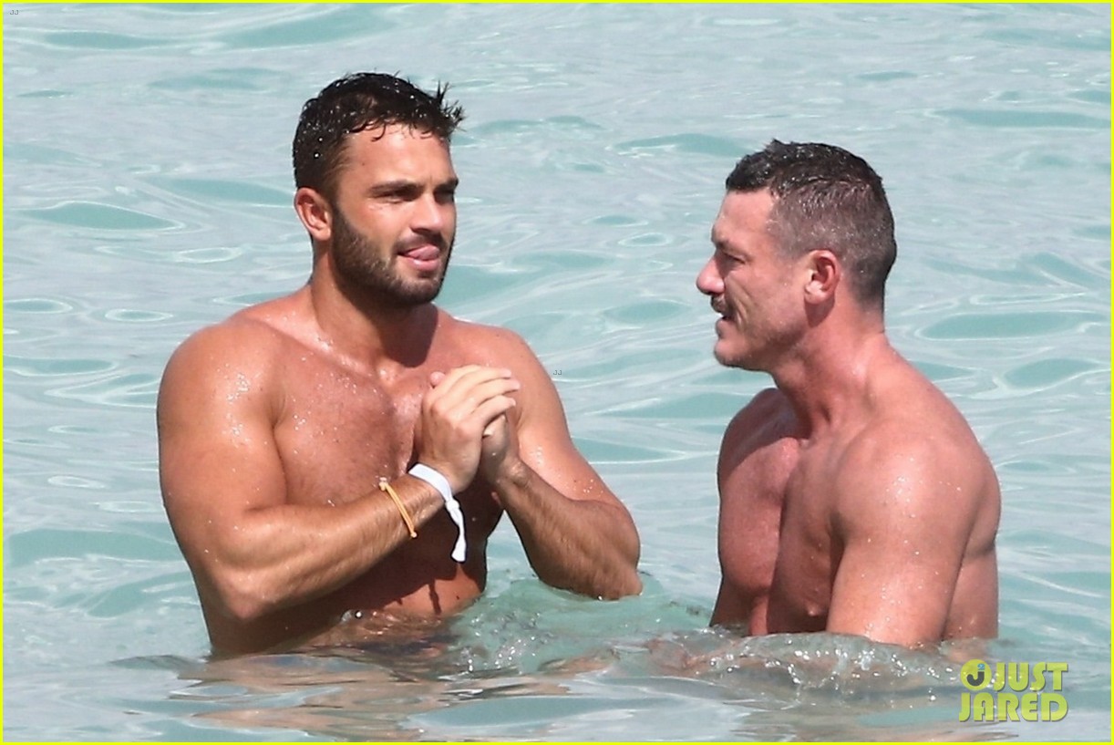 Photo: luke evans beach shirtless february 2021 18 | Photo 4526946 ...