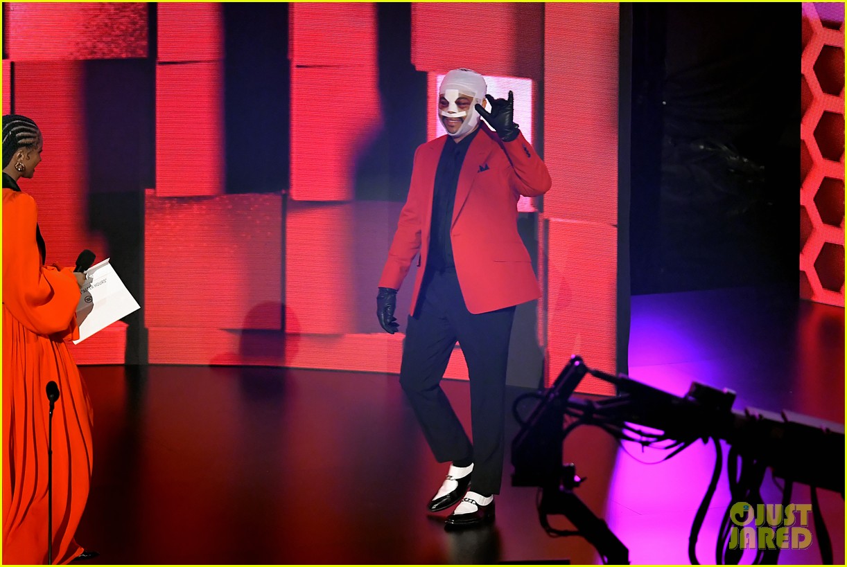 Why Is The Weeknd Wearing Bandages on His Face? Did He Get Plastic ...