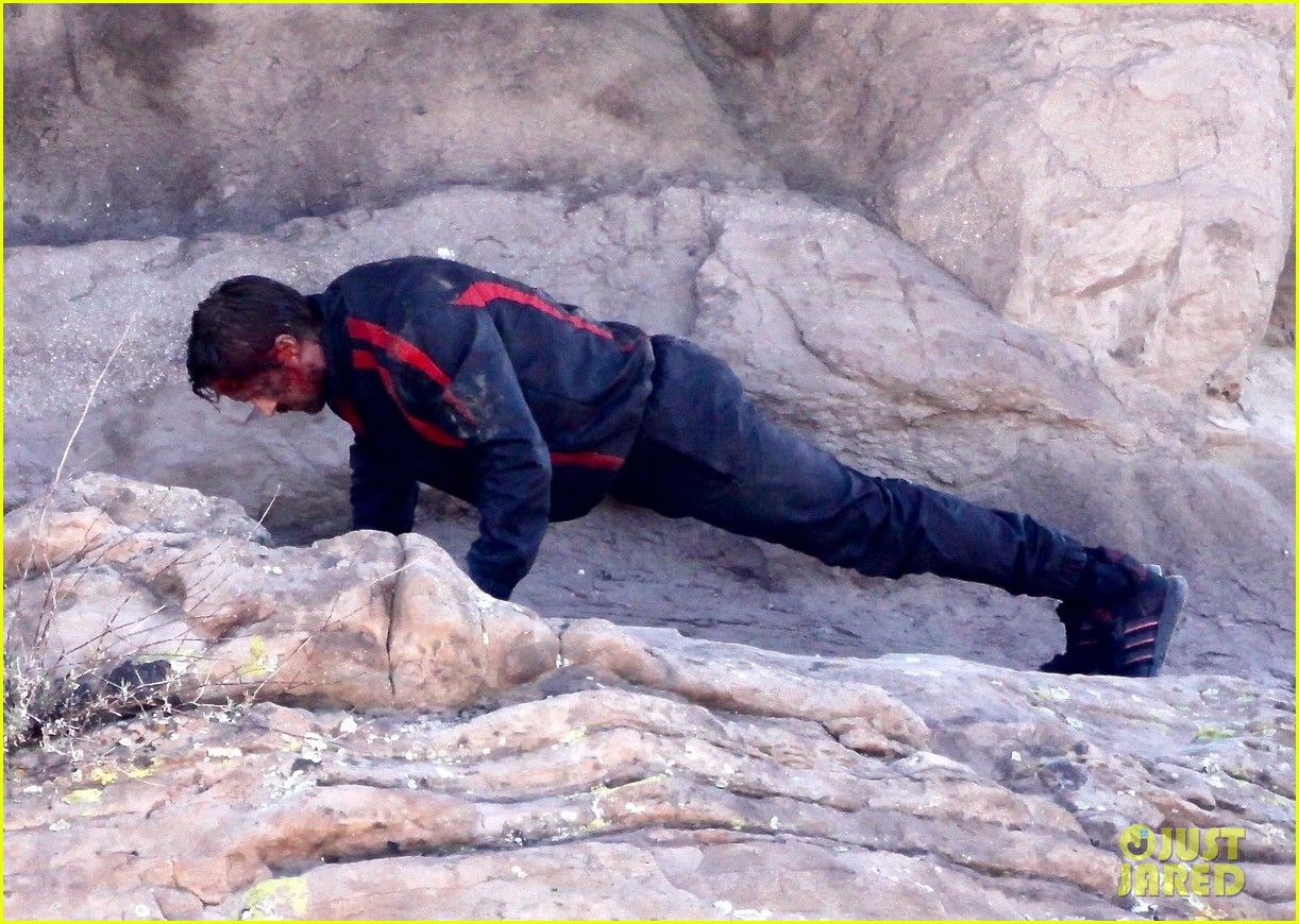 Ryan Gosling Looks Beaten Up & Bloody on 'Gray Man' Set: Photo 4535245 ...