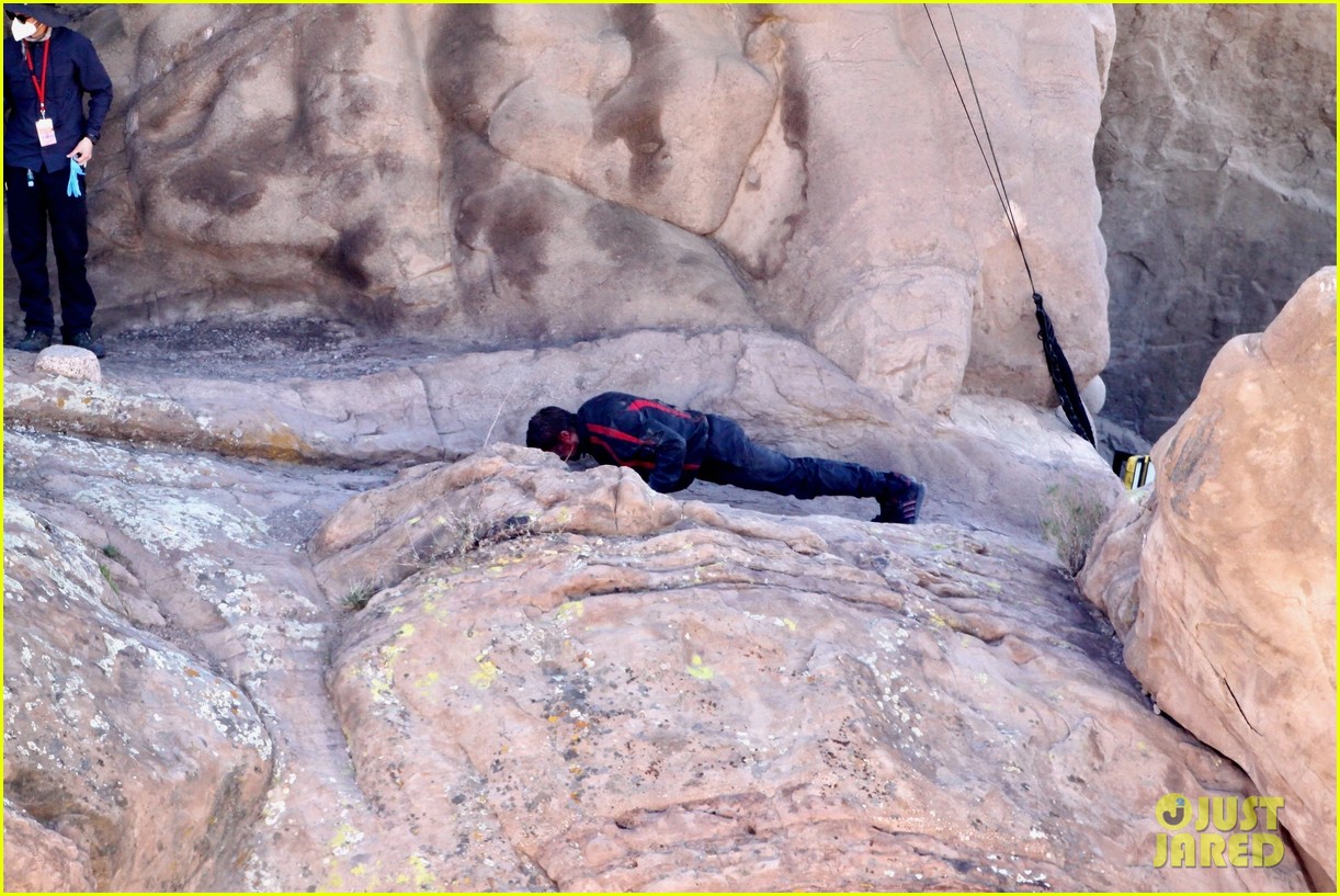 Ryan Gosling Looks Beaten Up & Bloody on 'Gray Man' Set: Photo 4535246 ...