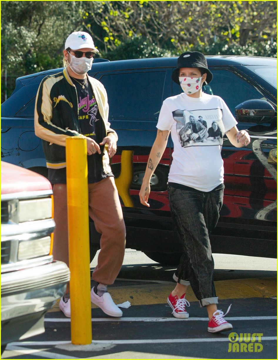 Halsey Covers Baby Bump in White T-Shirt While Out with Boyfriend Alev ...