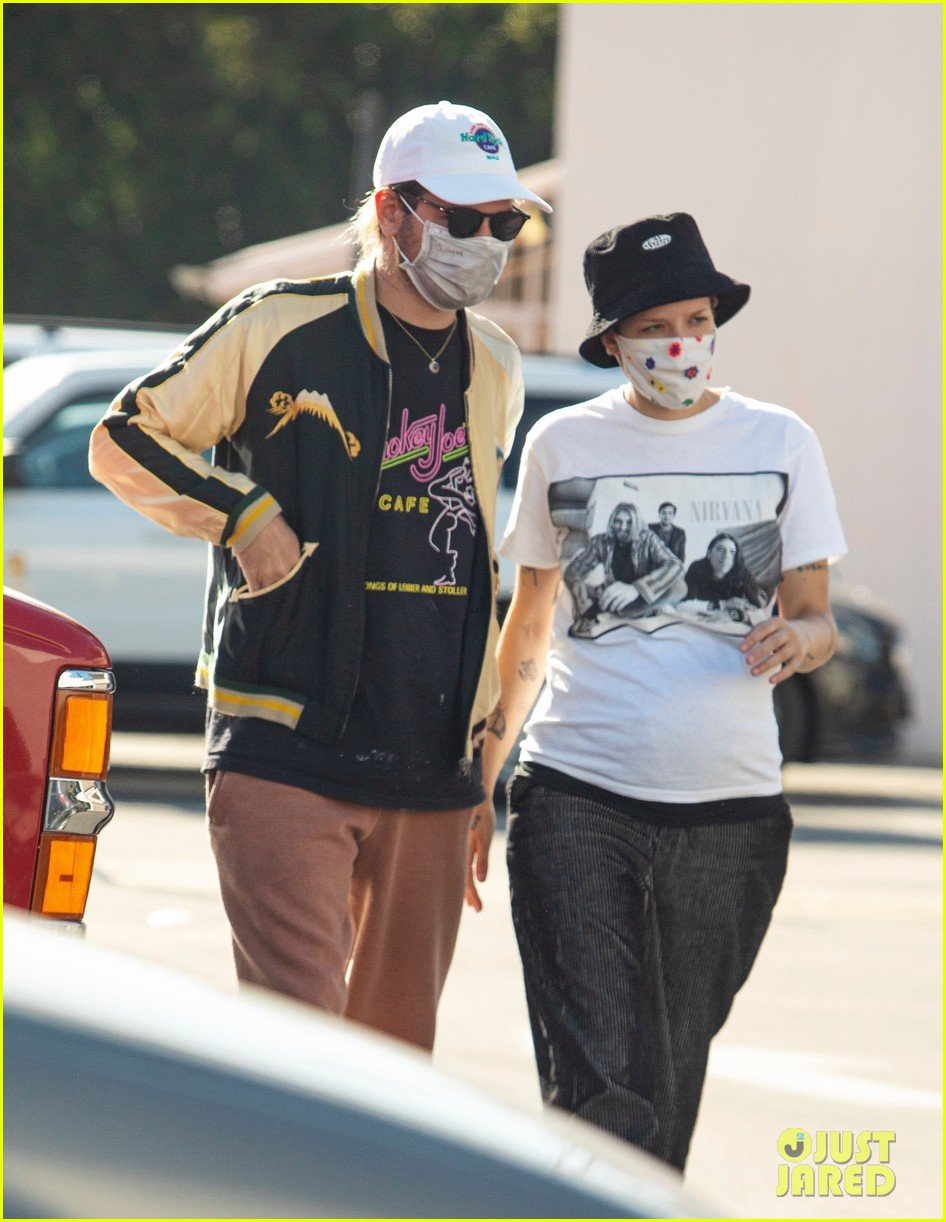 Halsey Covers Baby Bump in White T-Shirt While Out with Boyfriend Alev ...