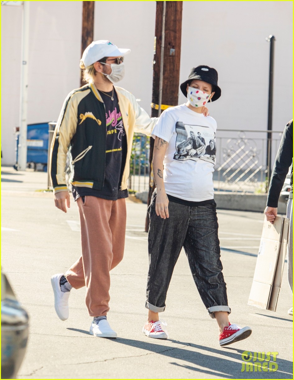 Halsey Covers Baby Bump in White T-Shirt While Out with Boyfriend Alev ...