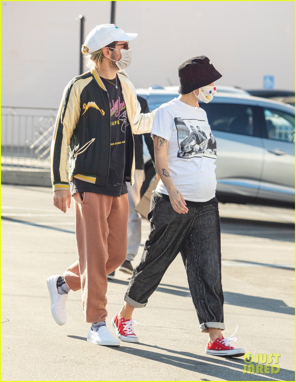 Halsey Covers Baby Bump in White T-Shirt While Out with Boyfriend Alev ...