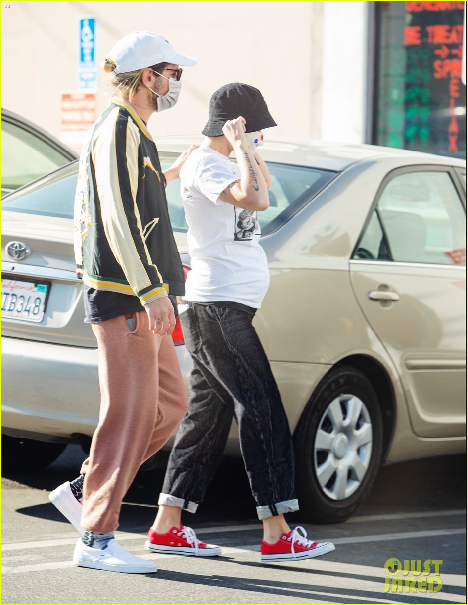 Halsey Covers Baby Bump in White T-Shirt While Out with Boyfriend Alev ...