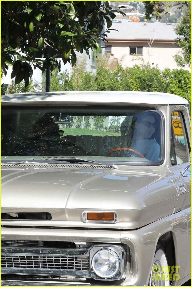 Kendall Jenner & Hailey Bieber Juice Up After Their Friday Morning ...