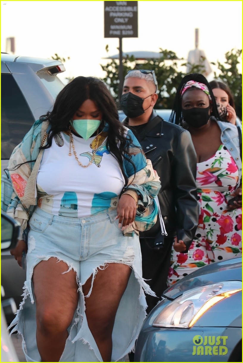 Lizzo Rocks Ripped Jeans & Grabs Dinner With Mom Shari in LA: Photo ...