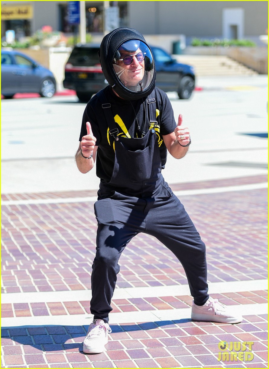 Howie Mandel Protects Himself from COVID-19 in Astronaut Helmet While ...