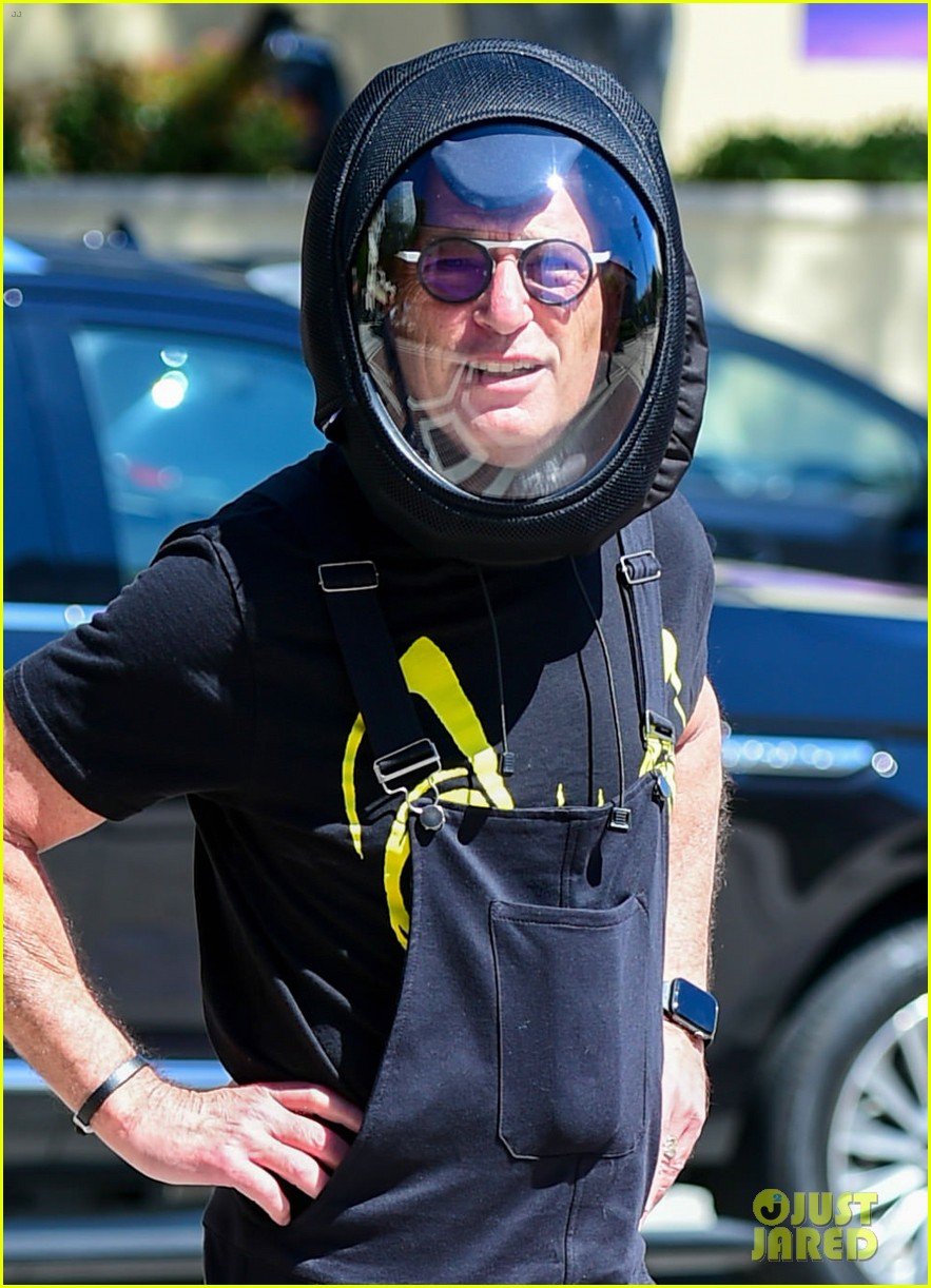 Howie Mandel Protects Himself from COVID-19 in Astronaut Helmet While ...