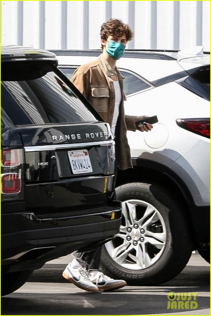 Shawn Mendes Makes Quick Dash to His Car After Late-Night Meeting ...