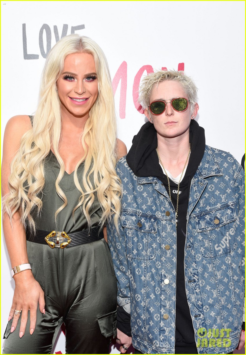 Gigi Gorgeous Comes Out for 'Fourth Time,' Reveals She's Pansexual ...