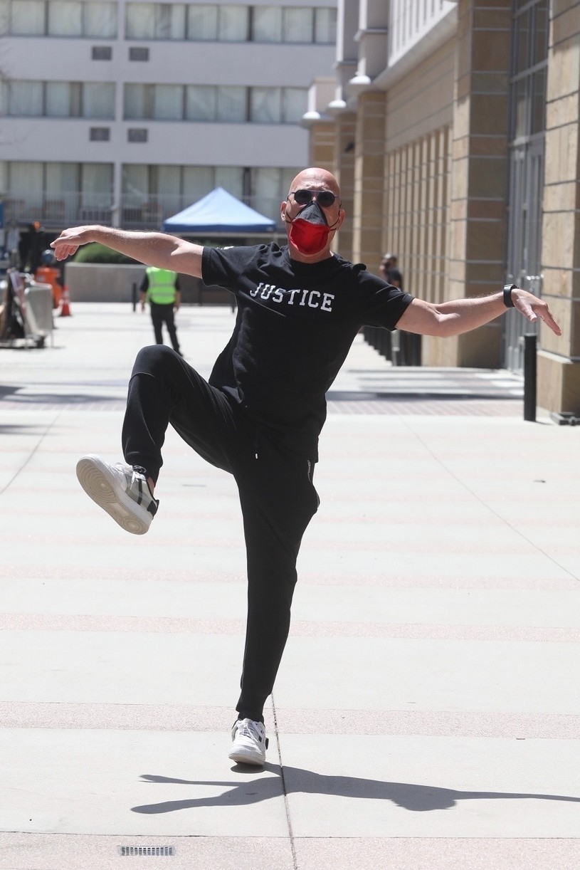 Howie Mandel Wears A Suit Full of Fellow 'AGT' Judges Faces!: Photo ...