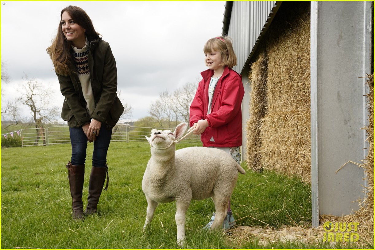 Kate Middleton & Prince William Enjoy a Day at a Farm Petting Animals ...