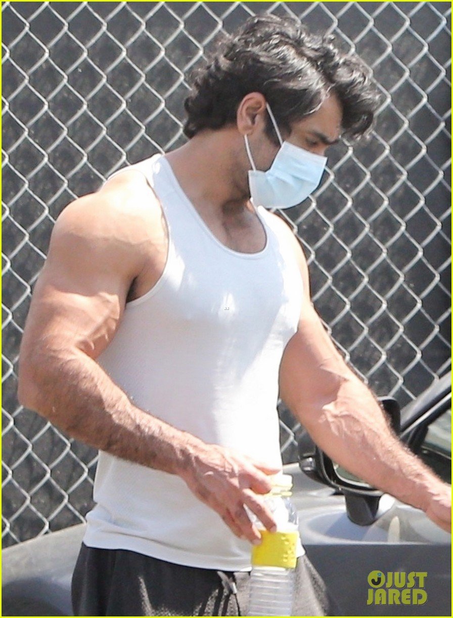 Kumail Nanjiani Shows Off His Bulging Biceps In These Hot New Photos ...