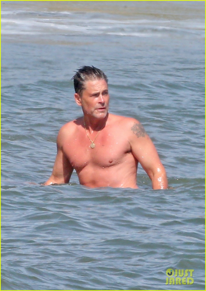 Rob Lowe Goes for a Dip in the Ocean in Santa Barbara: Photo 4538526 ...