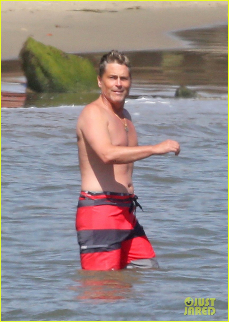 Rob Lowe Goes for a Dip in the Ocean in Santa Barbara: Photo 4538534 ...
