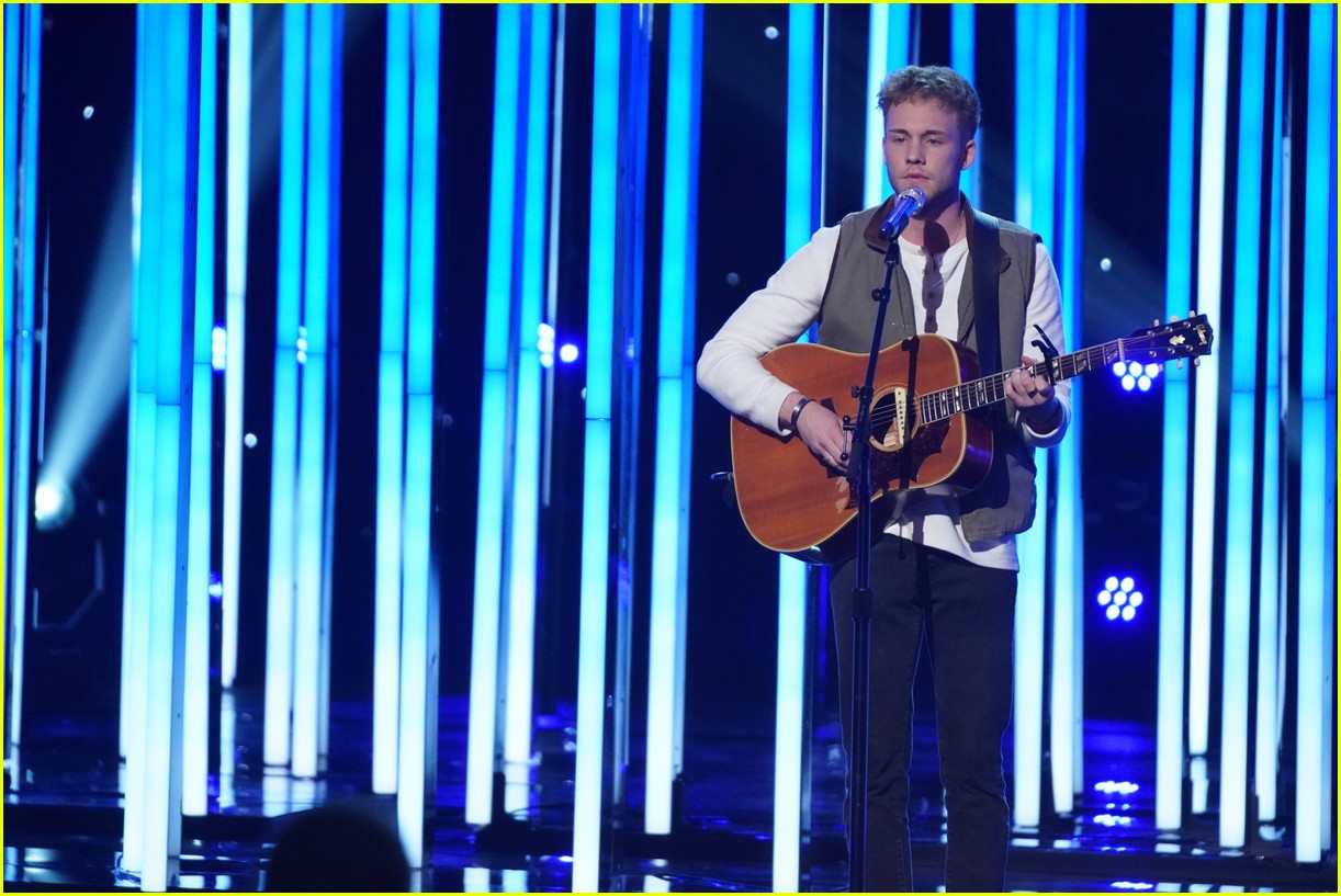 Hunter Metts Breaks Down on 'American Idol' After Forgetting the Words ...