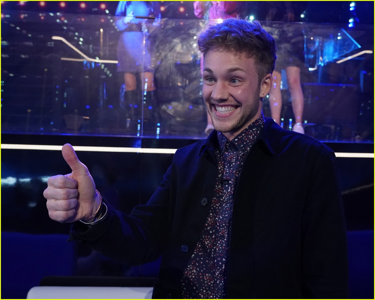 Hunter Metts Breaks Down on 'American Idol' After Forgetting the Words ...