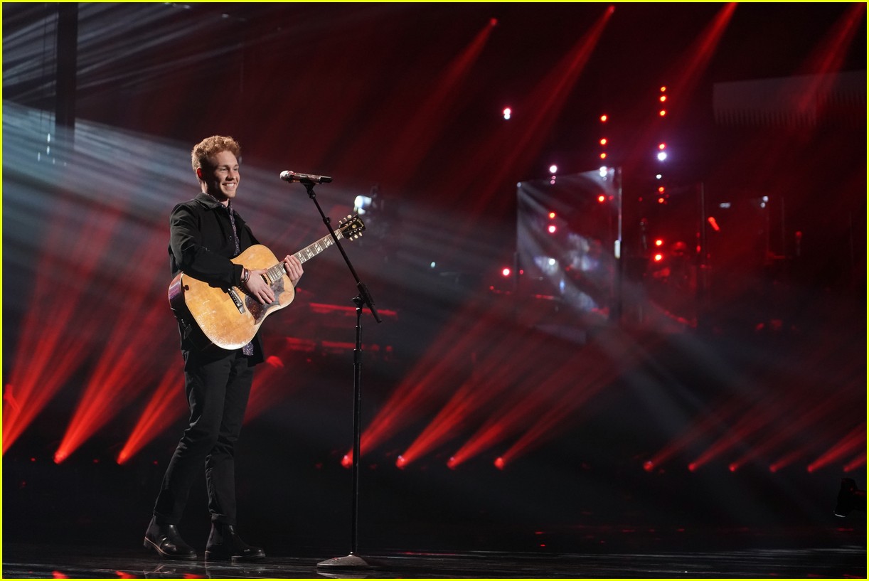 Hunter Metts Breaks Down on 'American Idol' After Forgetting the Words ...