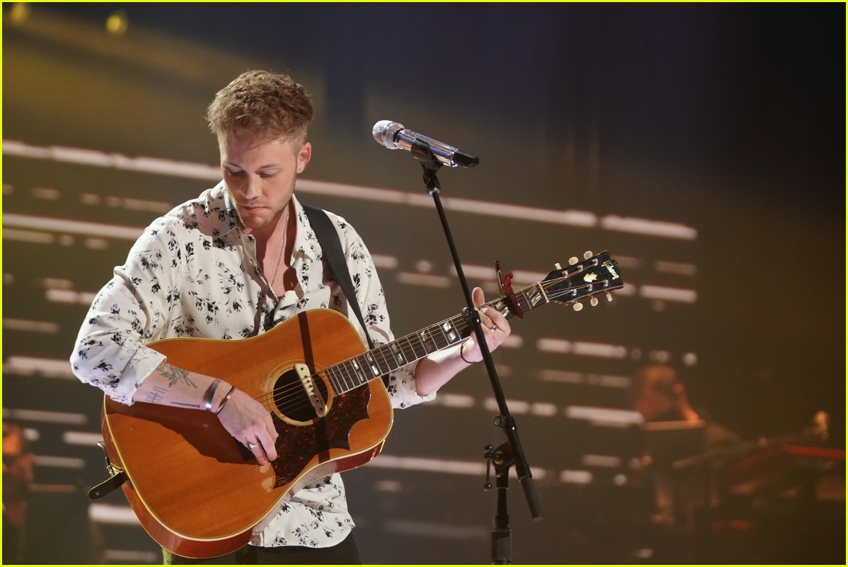 Hunter Metts Breaks Down on 'American Idol' After Forgetting the Words ...