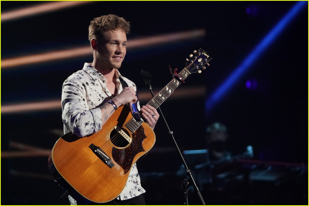 Hunter Metts Breaks Down on 'American Idol' After Forgetting the Words ...