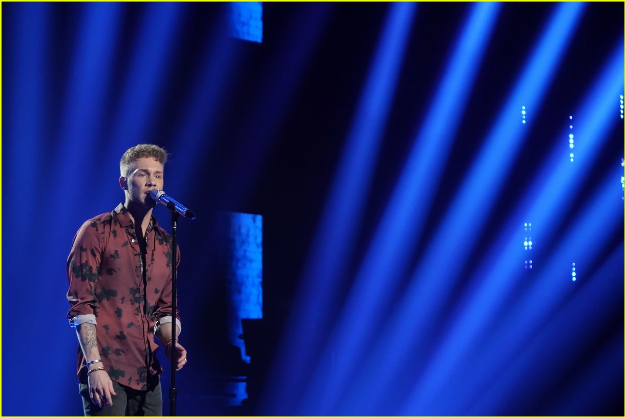 Hunter Metts Breaks Down on 'American Idol' After Forgetting the Words ...